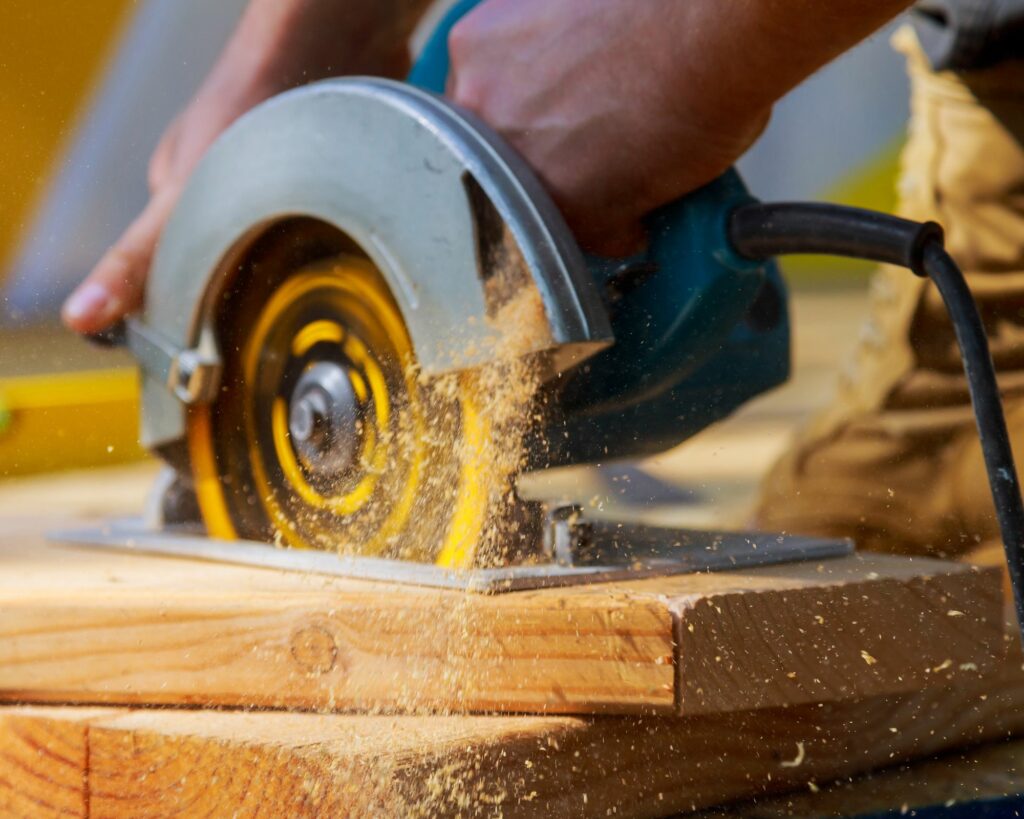 Scies circulaires manuelles : laquelle choisir